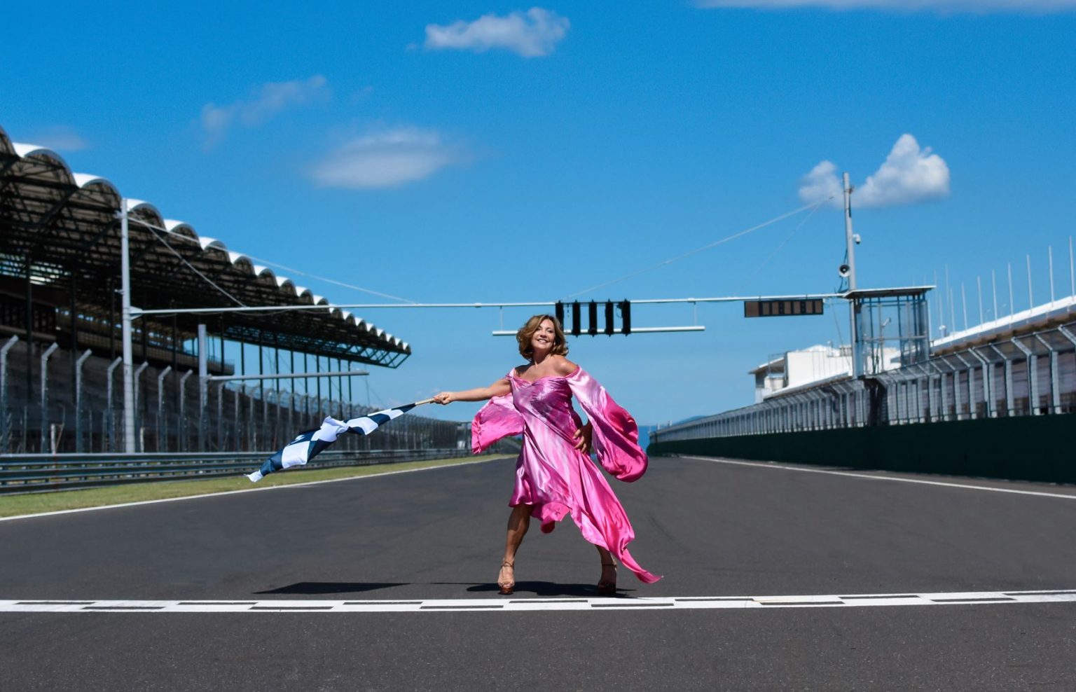 Rost Andrea énekli a Himnuszt ma a Forma–1-en | Marie Claire