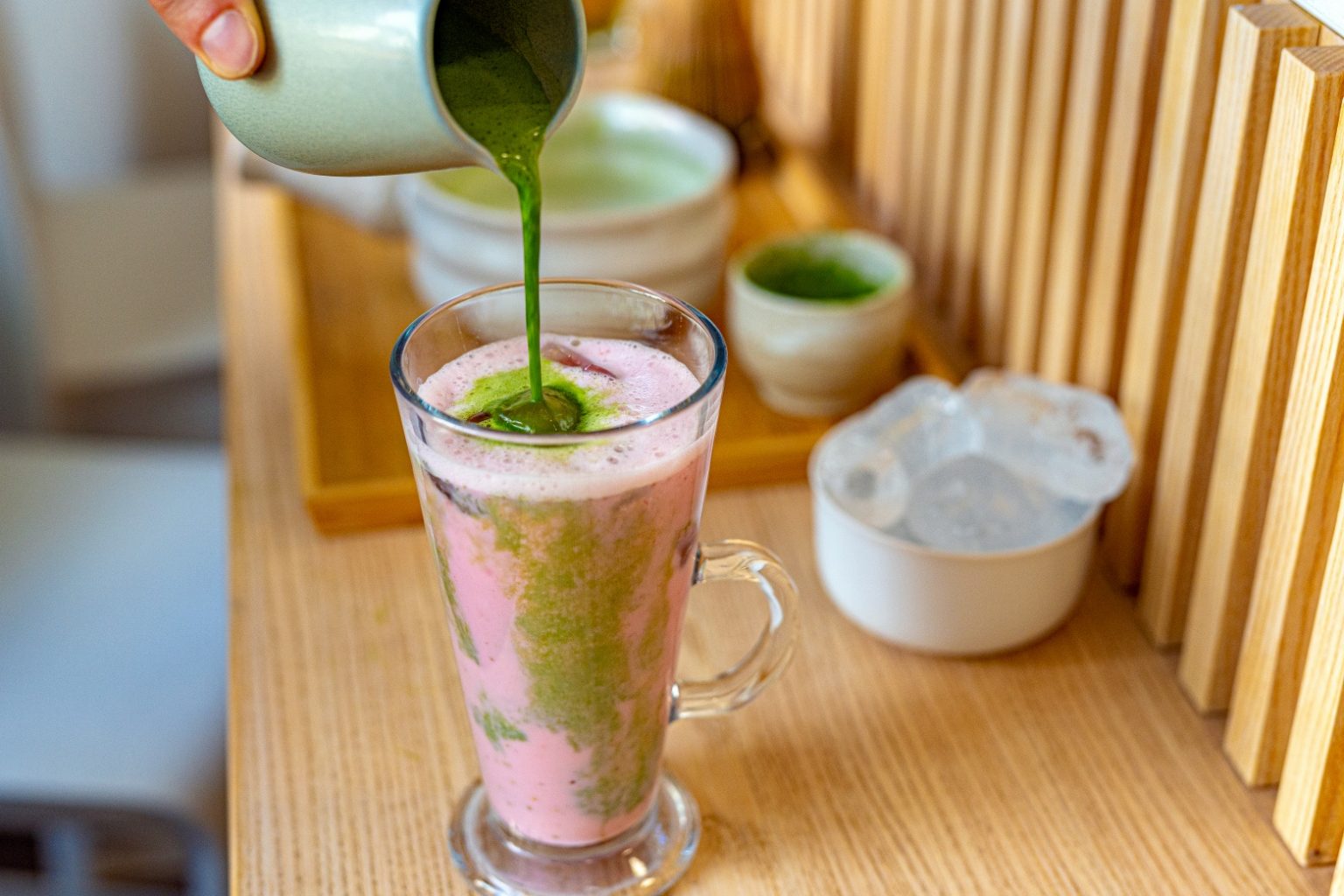 3 isteni matchakoktélrecept, amivel lehűtheted magad nyáron | Marie Claire