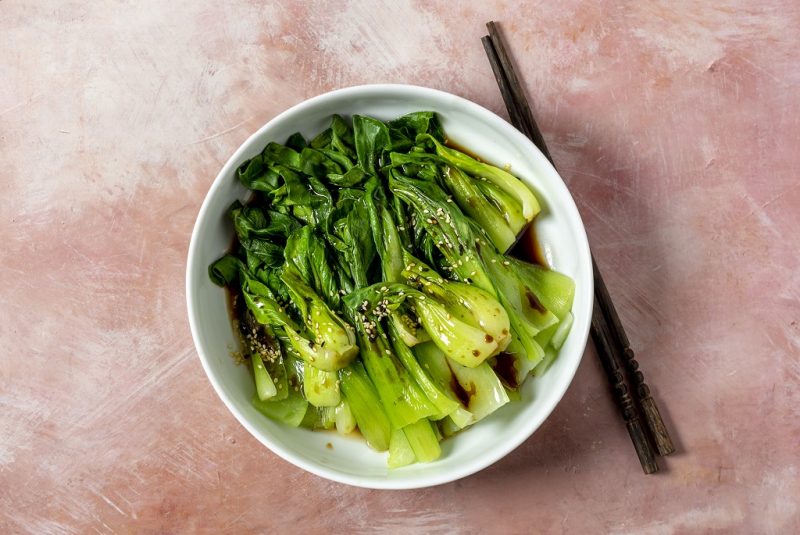 Szezámos-szójás pak choi, azaz bordáskel recept | Marie Claire