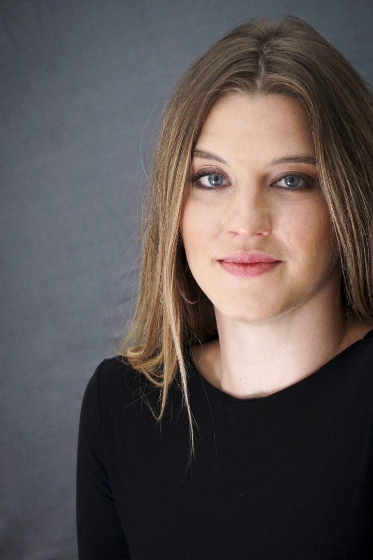 Szilágyi Zsófia Emma: „A tragédia nem nettó gyötrődés” | Marie Claire