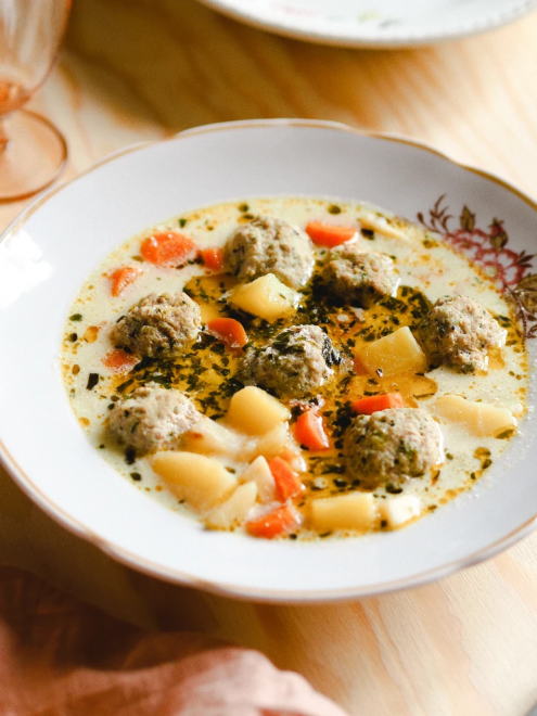 Téli leves hideg napokra: tárkonyos húsgombócleves | Marie Claire