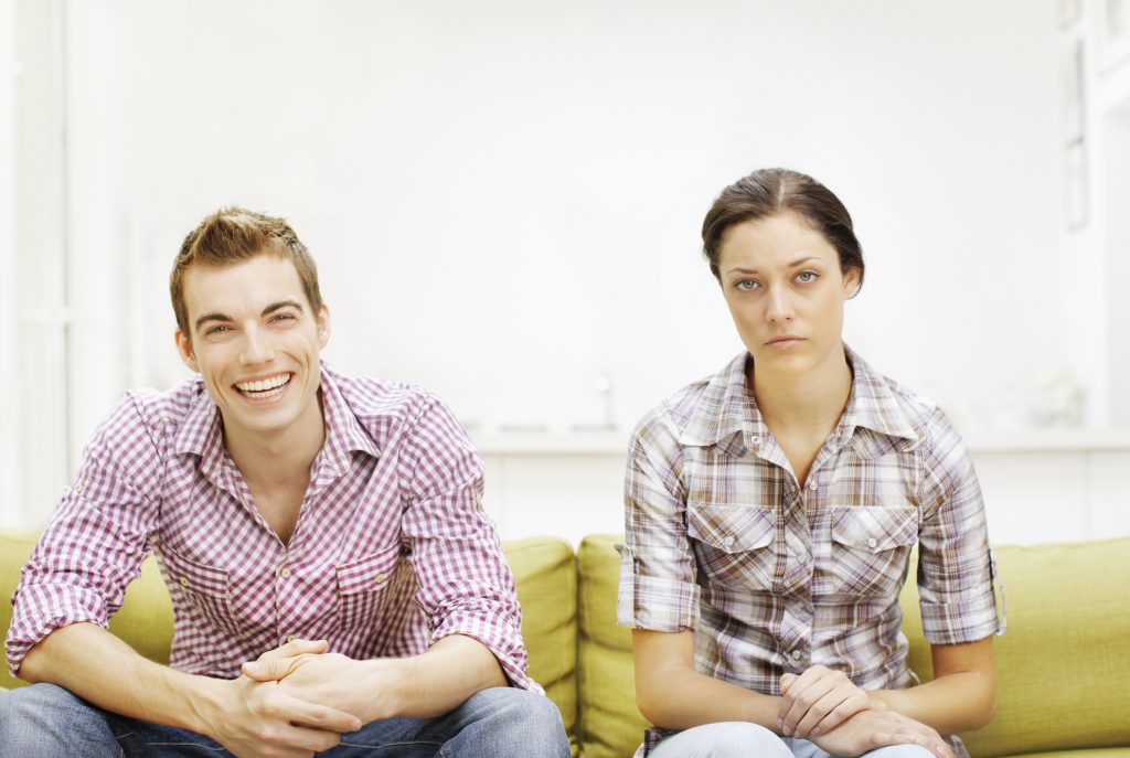 5 jel, hogy a párod lerombolja az önbecsülésed | Marie Claire