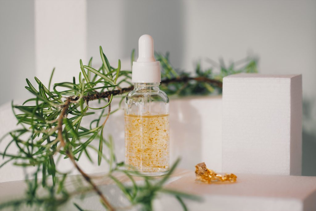 A rozmaringolaj hajnövesztő hatása | Marie Claire