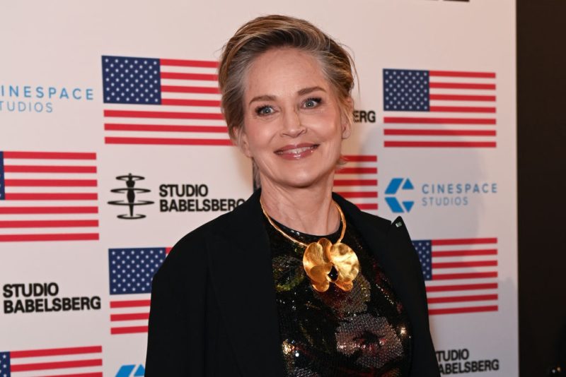 Sharon Stone megmutatta 23 éves félmeztelen, kigyúrt fiát
