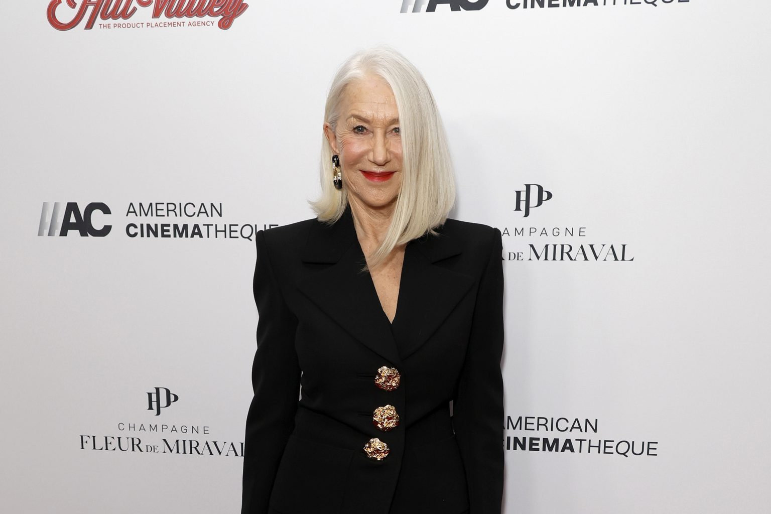 Helen Mirren királynői ősz haja | Marie Claire