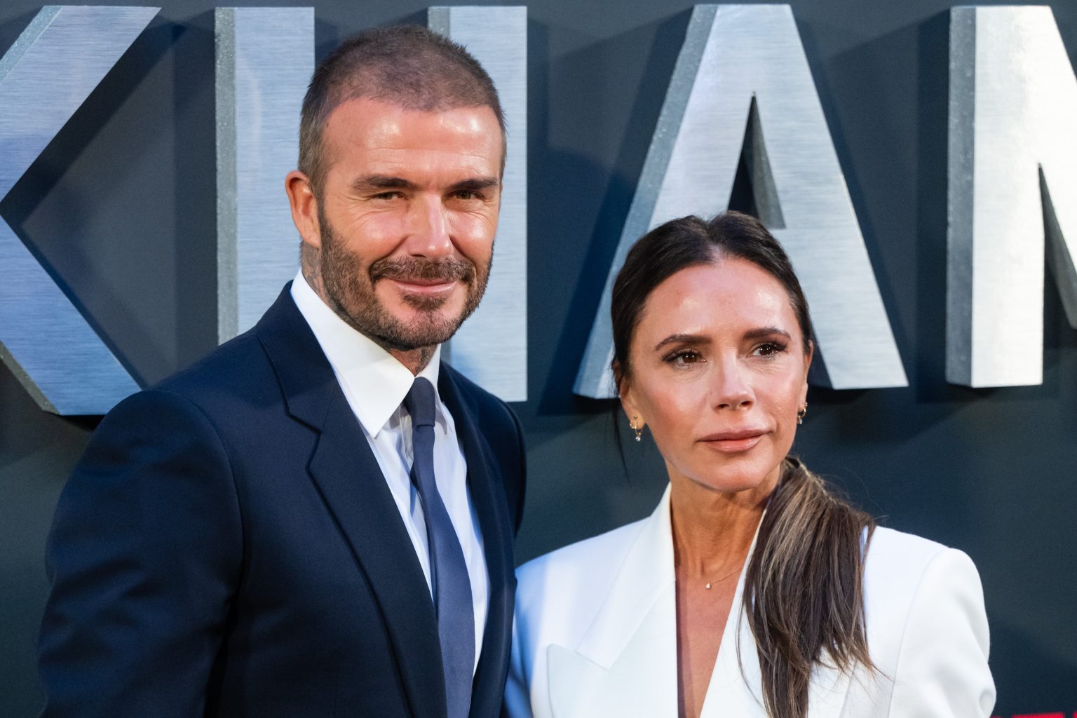Victoria és David Beckham az esküvői ruhájukban pózolnak