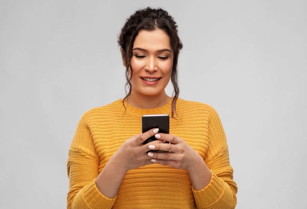 Rosszul tartjuk a telefont: miért káros az egészségünkre?