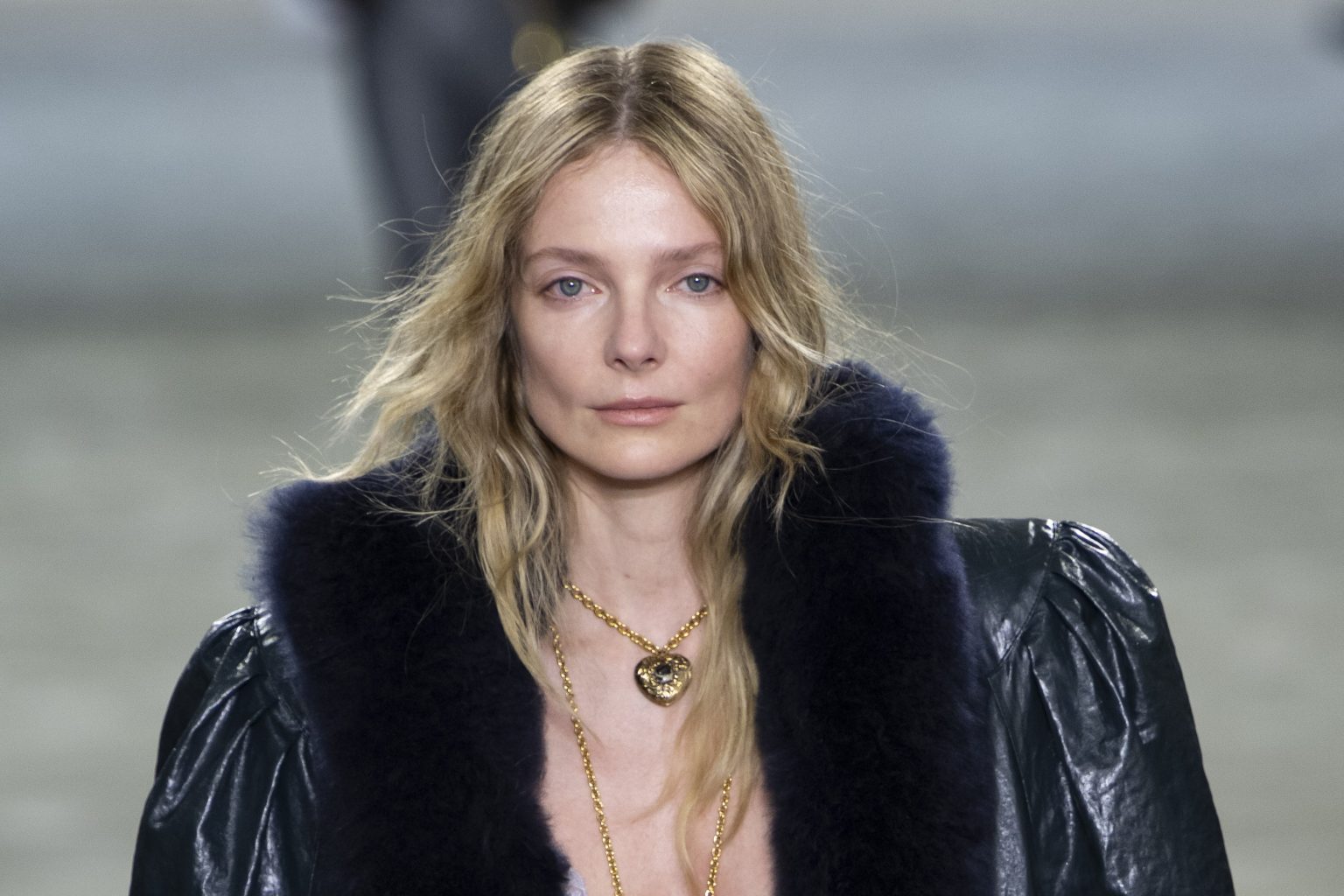 Mihalik Enikő pucérruhában szabadította fel a melleit