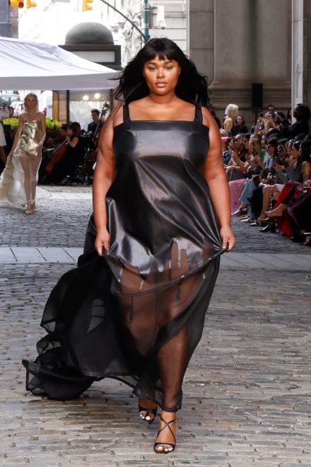 Felrobbantják a kifutót: 5 teltkarcsú modell | Marie Claire