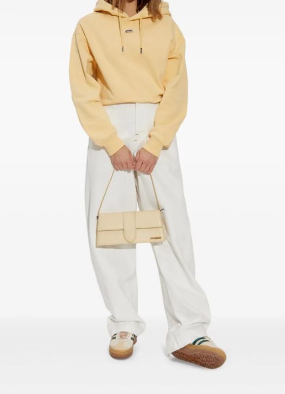 Kapucnis pulcsi: a ruhadarab, amiért mindenki rajong