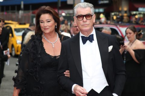 Sértő bejegyzést osztottak meg Pierce Brosnan feleségéről